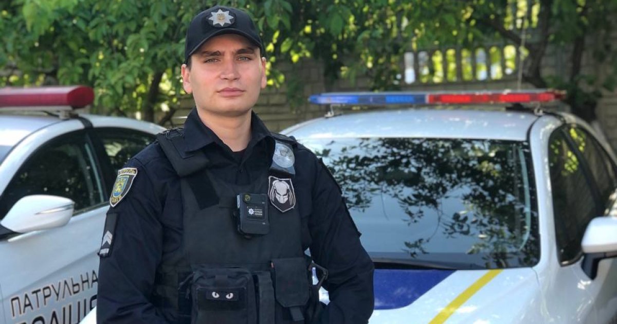 Не помітив, як згубив документи: у Львові патрульний повернув 84-річному дідусю втрачену папку ...