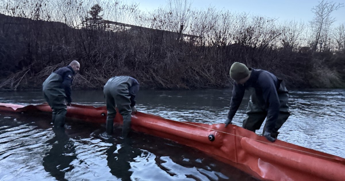 Рятувальники стримали потік невідомої речовини річкою у Дрогобичі — LVIV.MEDIA