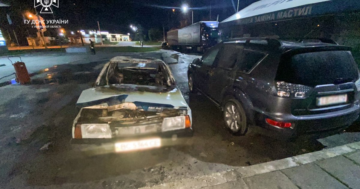 У Львові вночі згоріло одне авто, ще одне - пошкоджене вогнем — LVIV.MEDIA