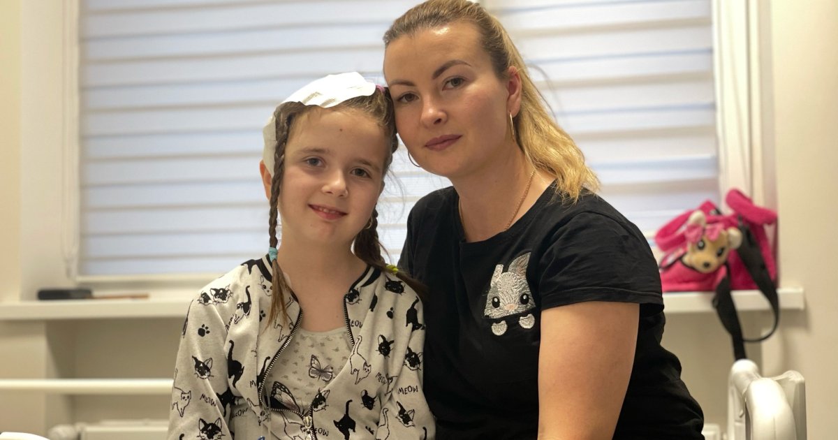 У Львові лікарі видалили праву півкулю мозку у восьмирічної дівчинки. Читайте на UKR.NET