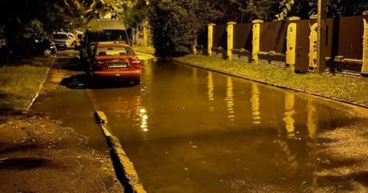 Після дощу утворилося озеро: львів`яни скаржаться на непрохідну вулицю Ранкову — LVIV.MEDIA