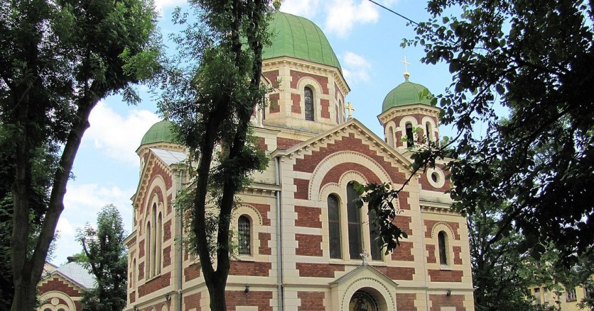 Під церквою яка перейшла з МП до ПЦУ у Львові зібралися люди тривають