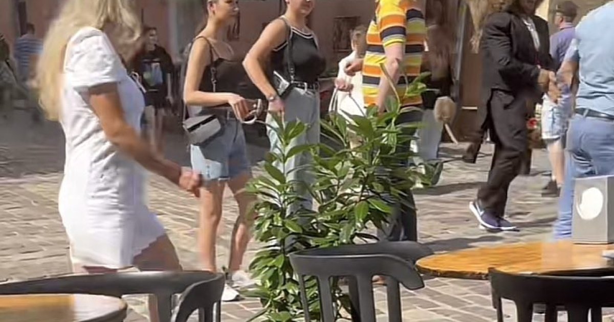 Неможливо спокійно пройти: у Львові обурюються на людей, які «впарюють» патріотичні стрічки ...