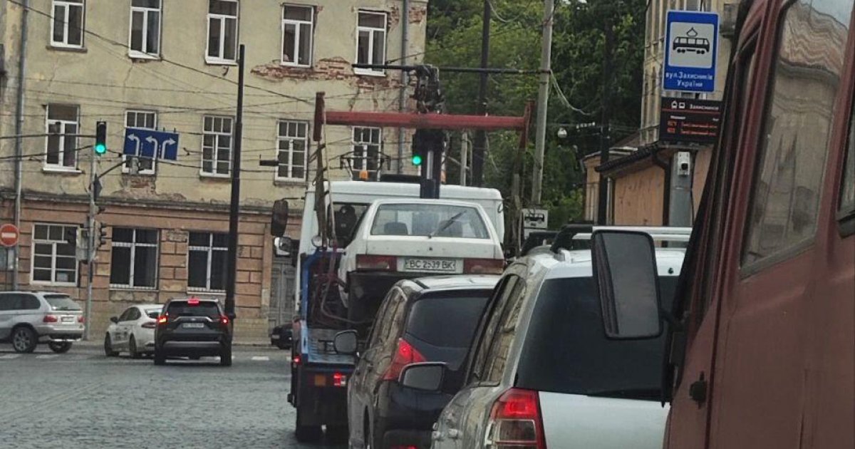 У Львові у порушника евакуювали авто за порушення ПДР — LVIV.MEDIA