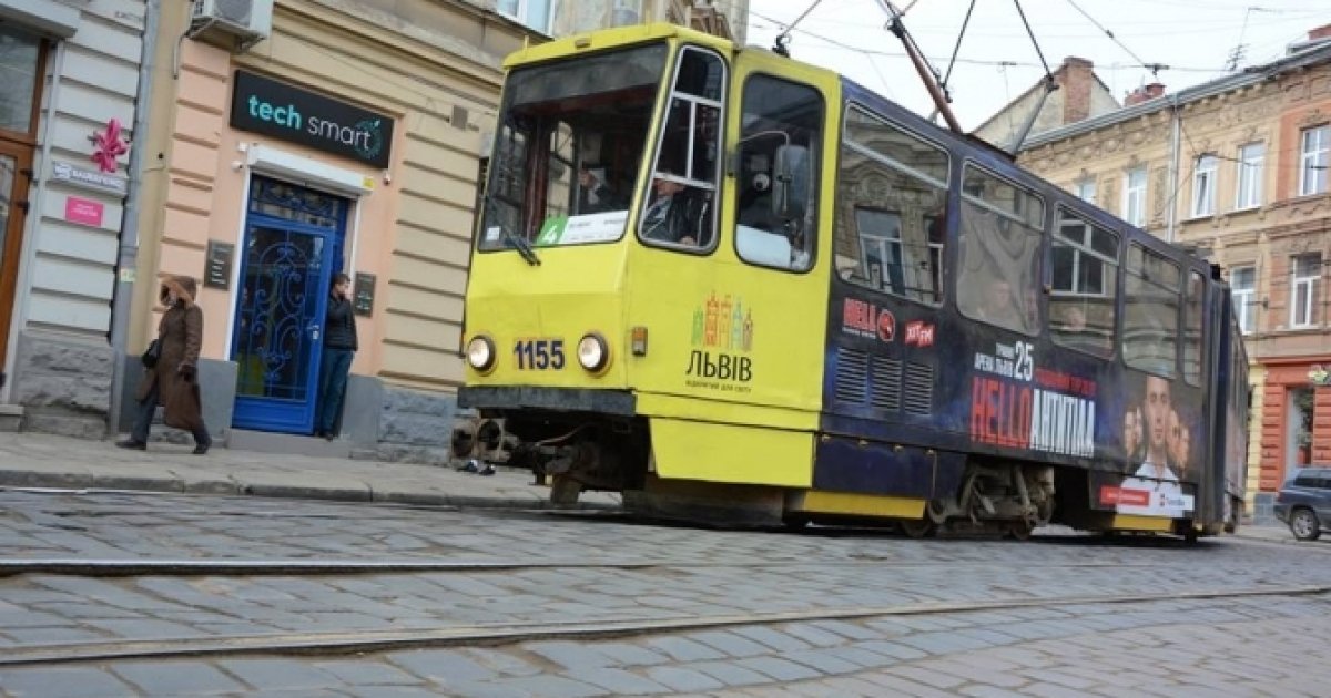 «Коли пасажира будуть поважати?»: у Львові водій трамвая знову зачинив двері перед обличчям ...
