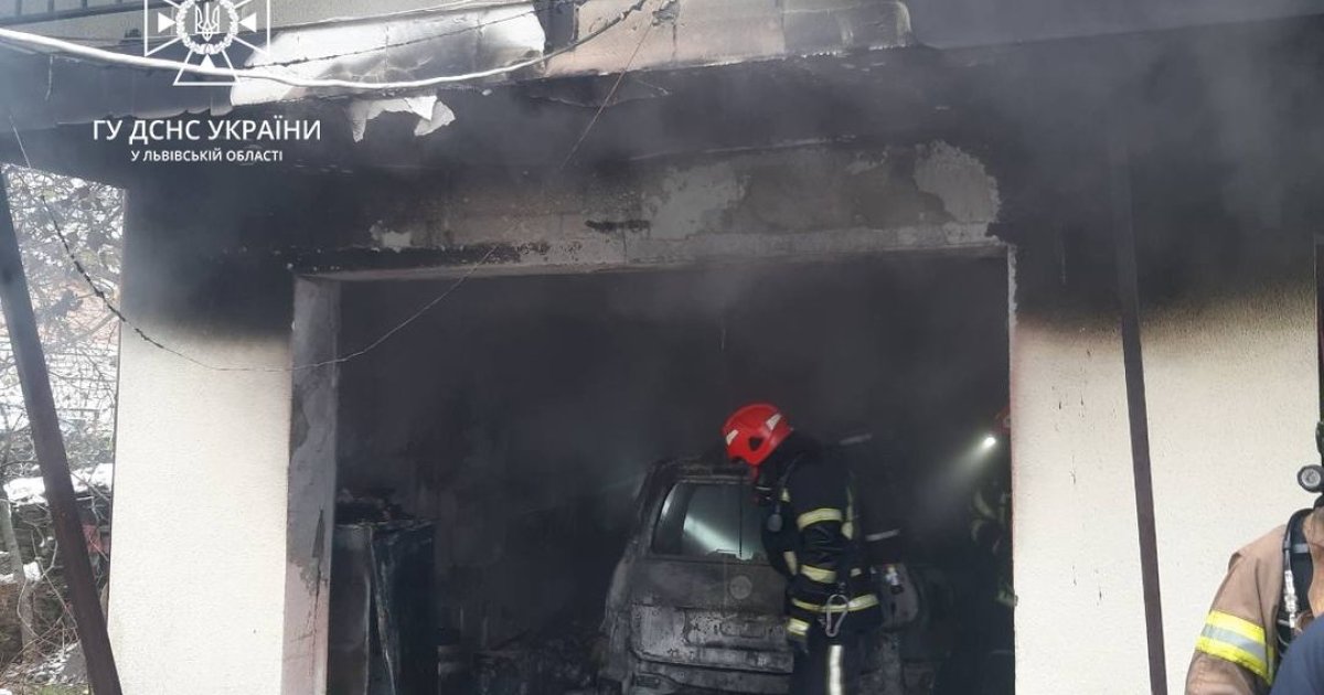 У Львові зайнявся гараж з автівкою, є постраждалий — LVIV.MEDIA
