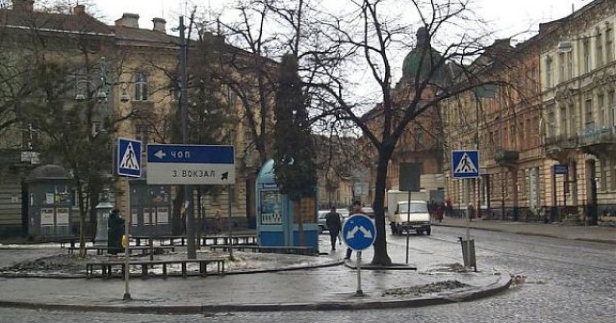 У Львові авто збило 18-річну дівчину, яка заходила в трамвай. Читайте на UKR.NET