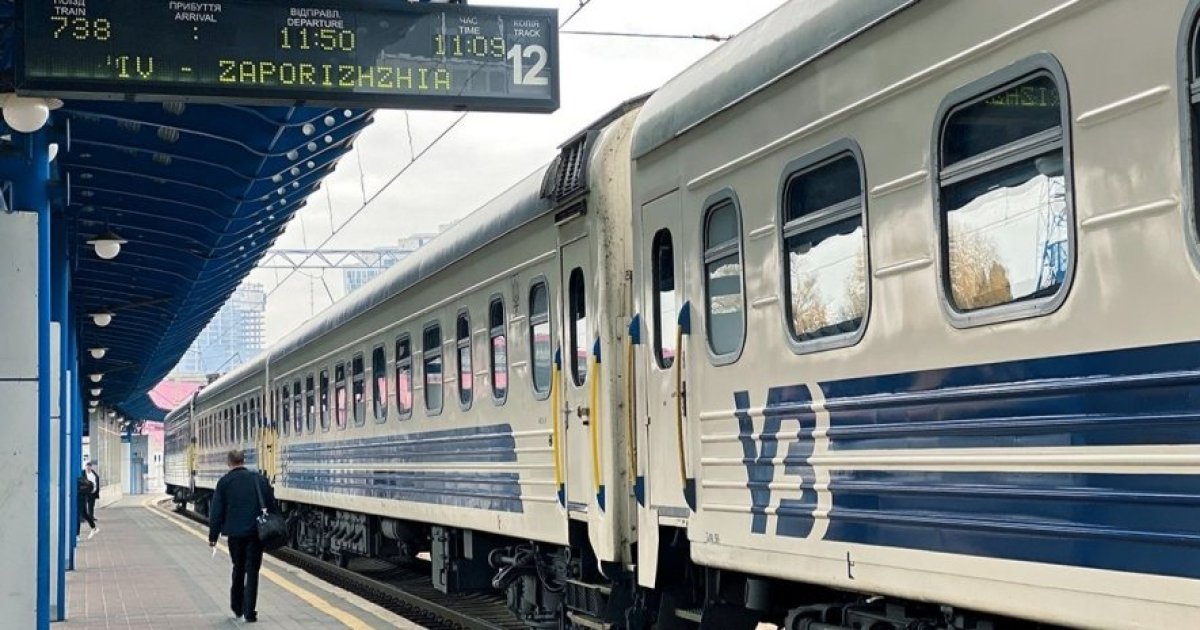 “Укрзалізниця” додала вагони до поїзда, що курсує через Прикарпаття. Читайте на UKR.NET