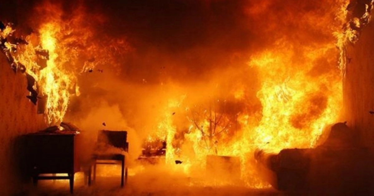 На Антоновича поліцейські врятували жінку з палаючої квартири. Читайте на UKR.NET