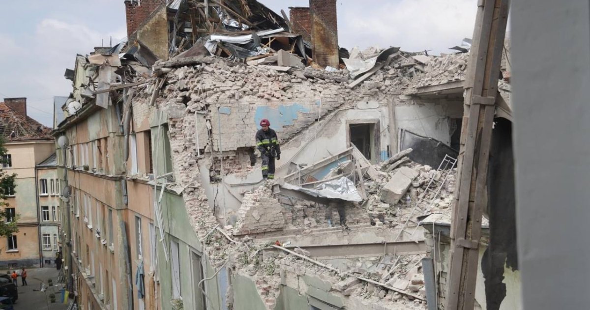 У Львові на місці влучання російської ракети працюють понад 200 рятувальників: актуальна ...