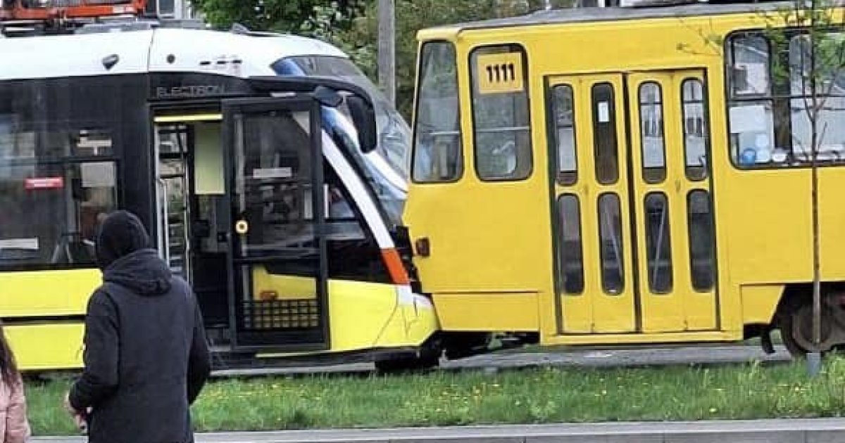 Багатосекційний «Електрон» зіткнувся з іншим трамваєм у Львові — LVIV.MEDIA