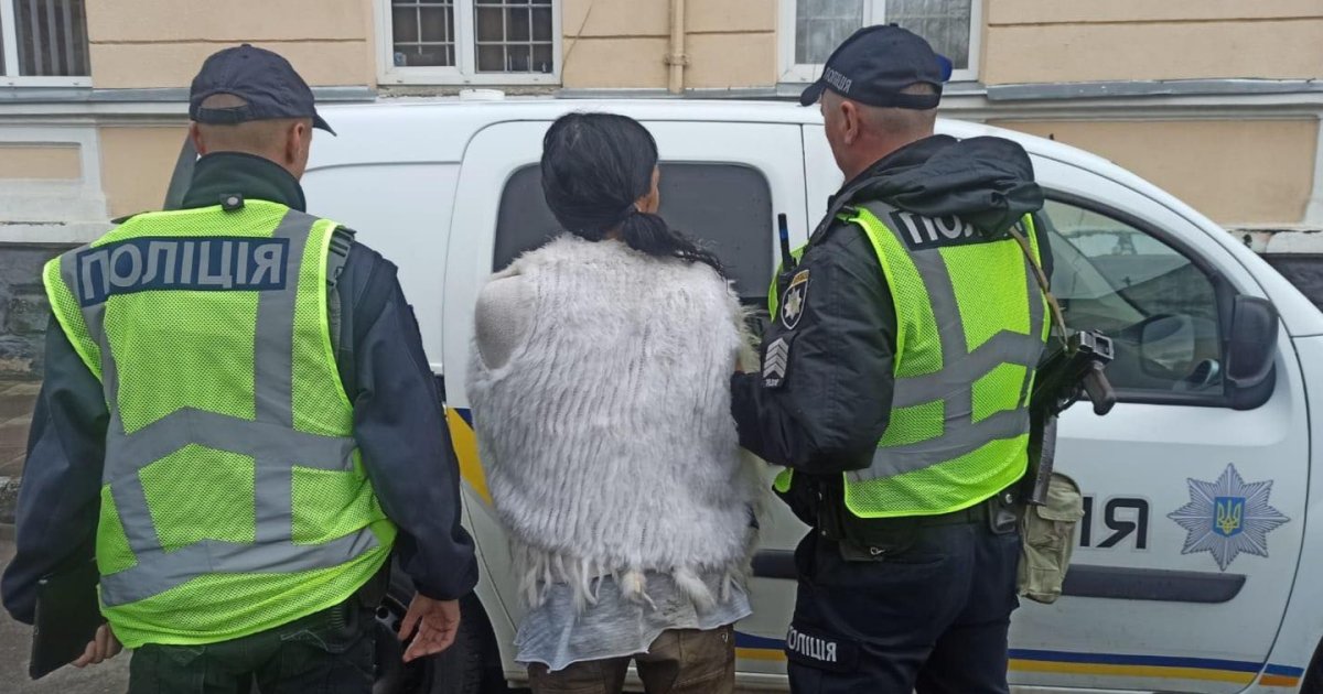 Вчинила ДТП та напала з мачете на авто поліцейських: на Львівщині затримали п'яну жінку — LVIV.MEDIA