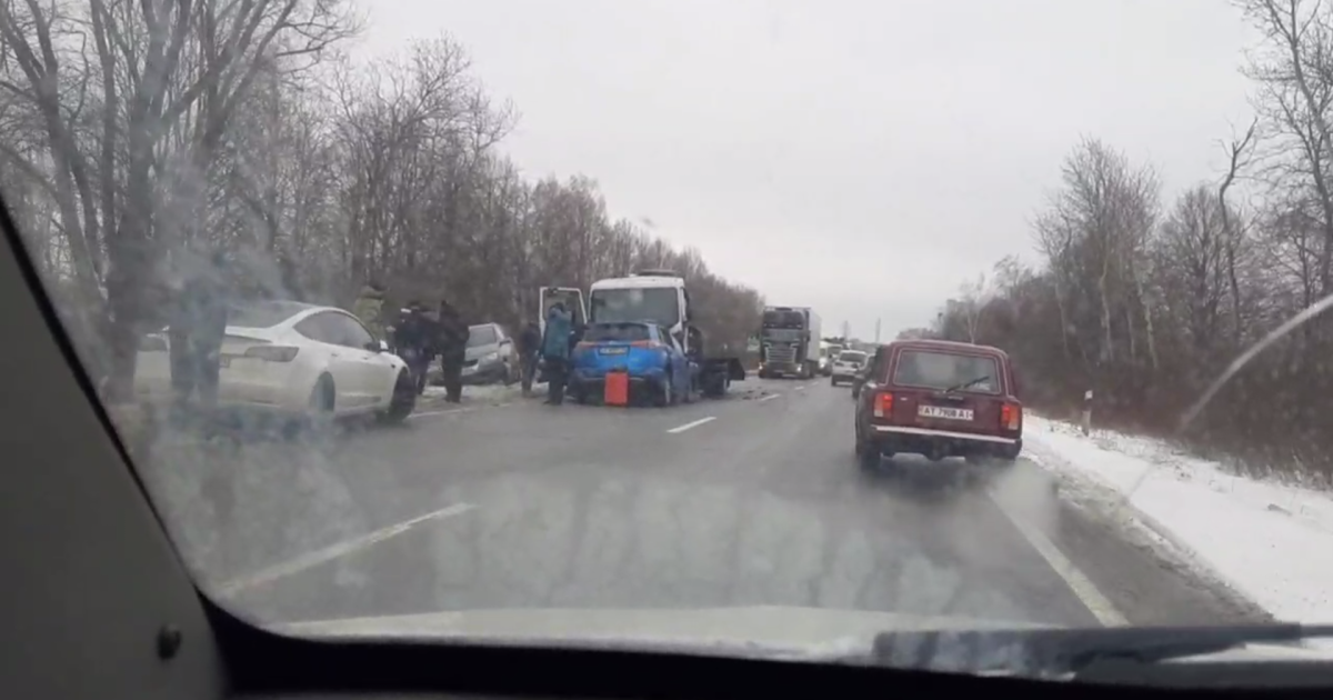 Біля Львова легковик зіткнувся з евакуатором, є постраждалі. Читайте на UKR.NET